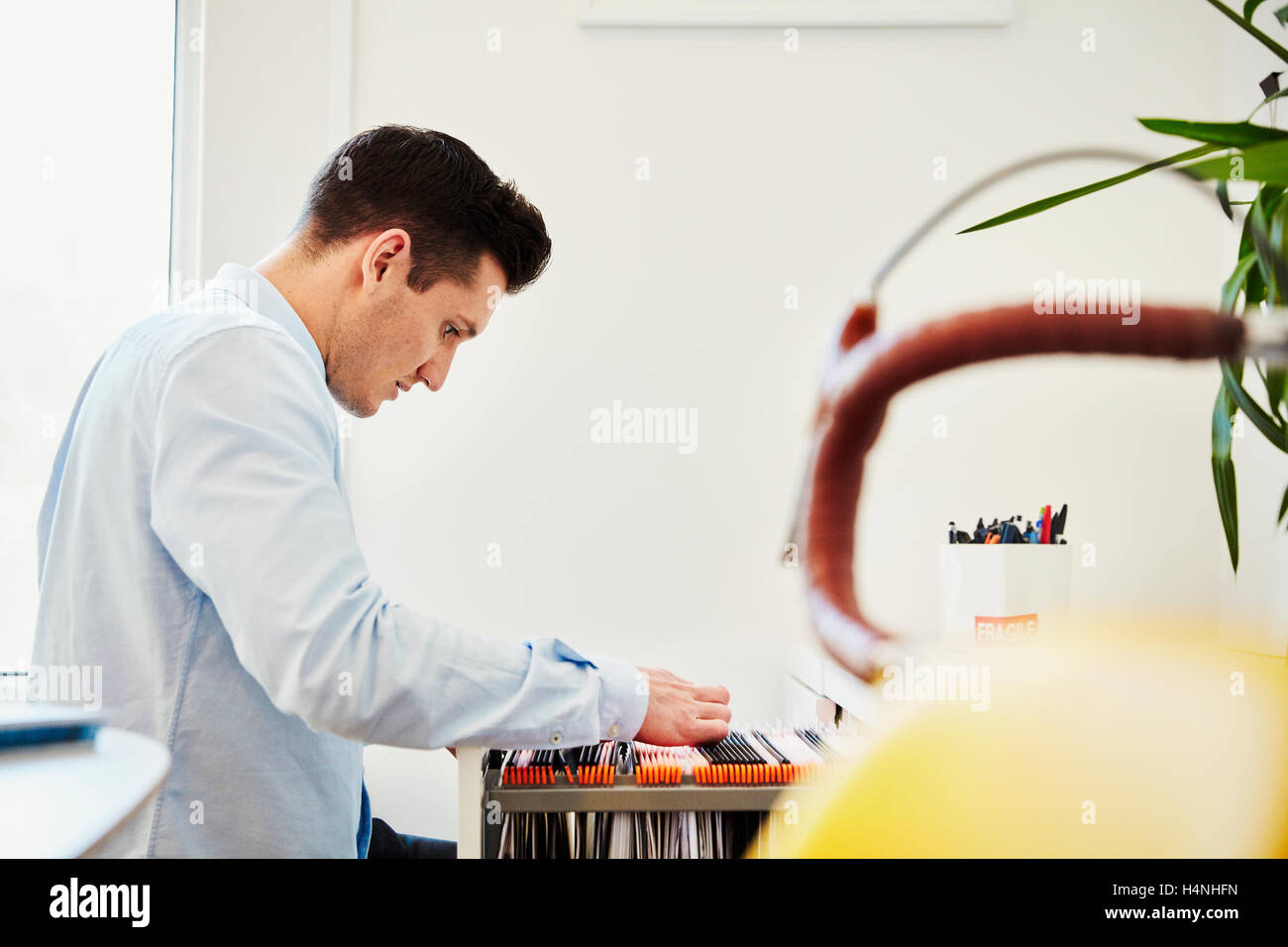 Sorting filing cabinet hi-res stock photography and images - Alamy