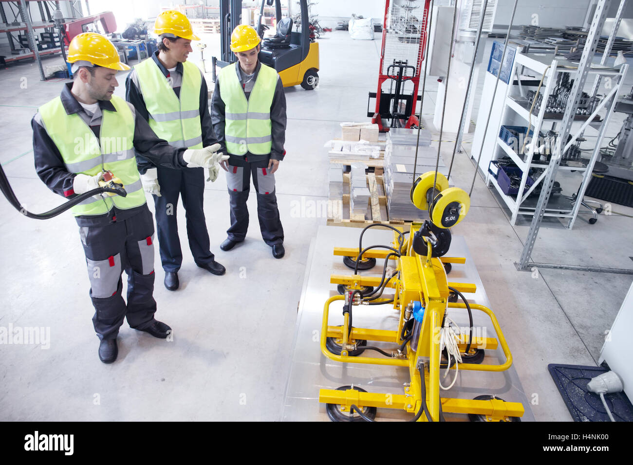 Magnet lifting metal hi-res stock photography and images - Alamy