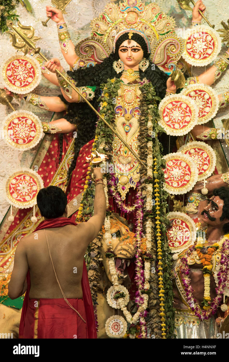 Durga puja aarti hi-res stock photography and images - Alamy