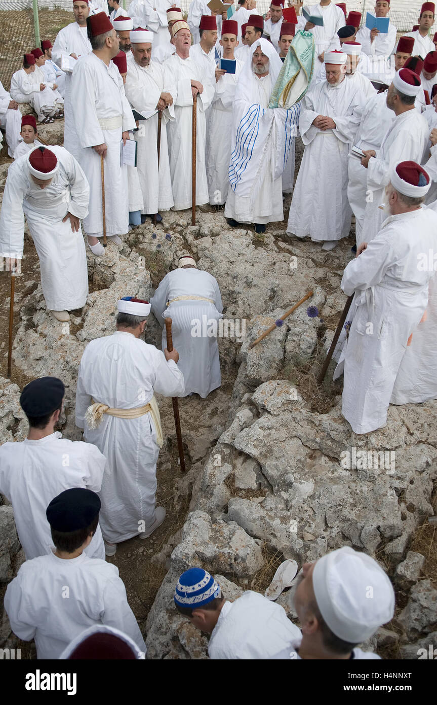 Members of the Samaritan sect taking part in a religious ritual during ...