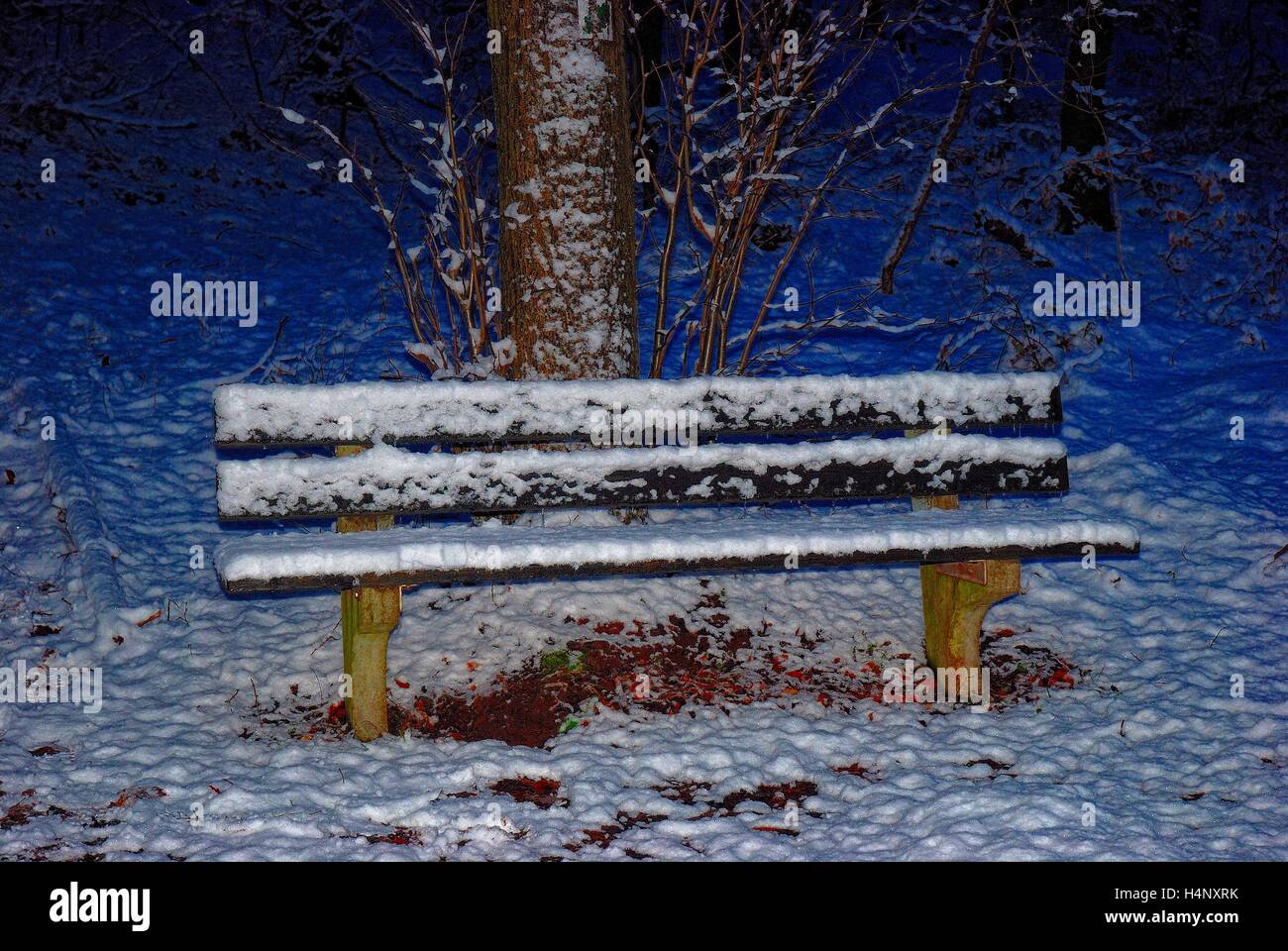 White decorative bench hi-res stock photography and images - Alamy