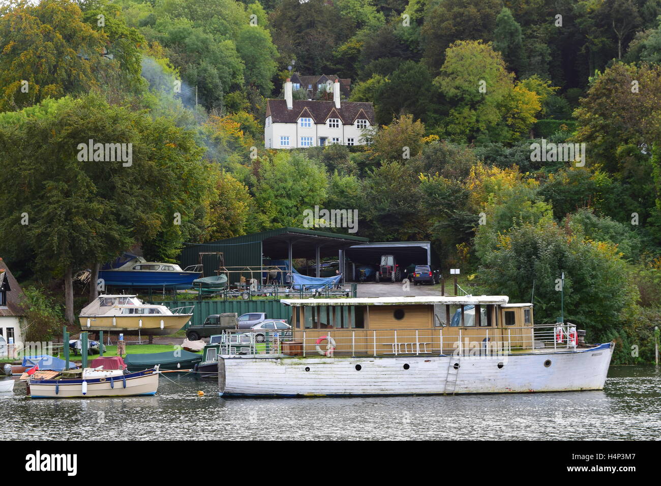 Shipyard on the river Thames repairing boats Stock Photo - Alamy