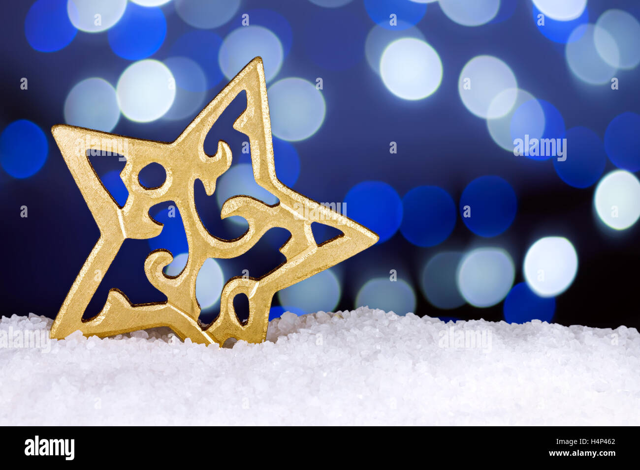 Christmas golden star in snow Stock Photo - Alamy