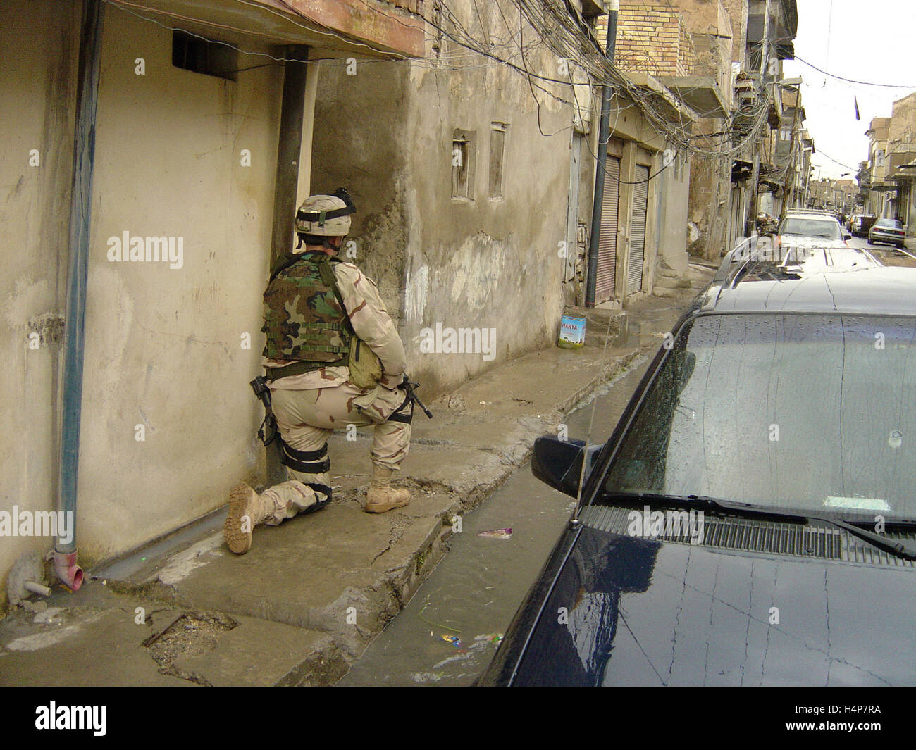 22nd November 2004 A U.S. Army soldier on the rain-soaked streets of ...