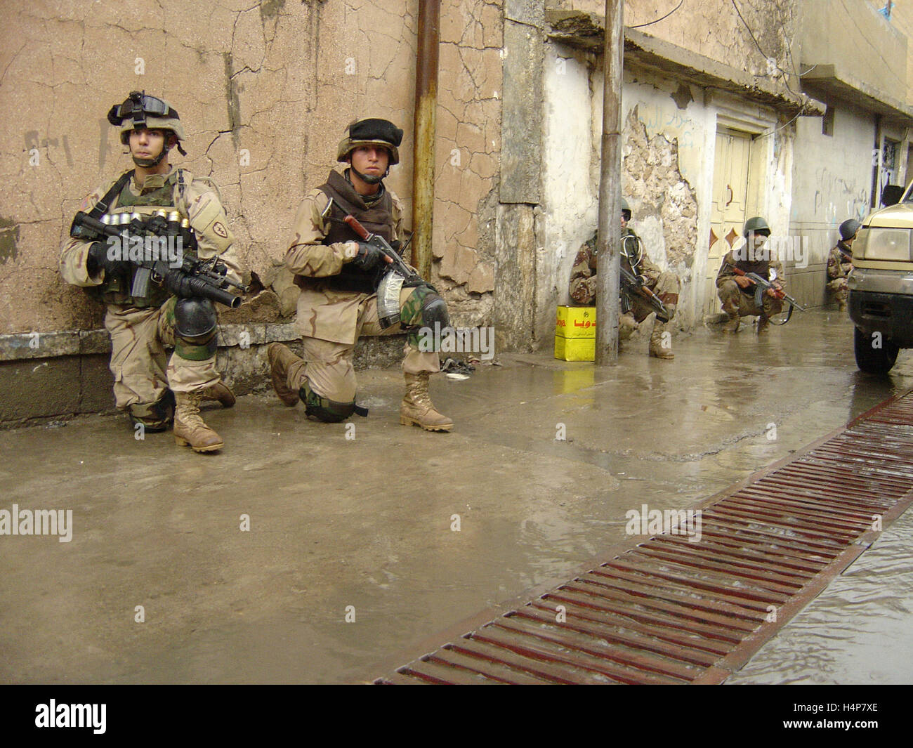 22nd November 2004 U.S. Army & Iraqi soldiers on the rain-soaked ...