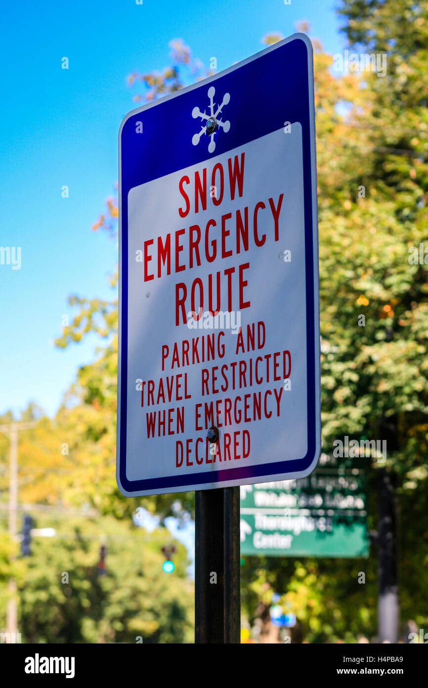 Snow emergency route sign hi-res stock photography and images - Alamy