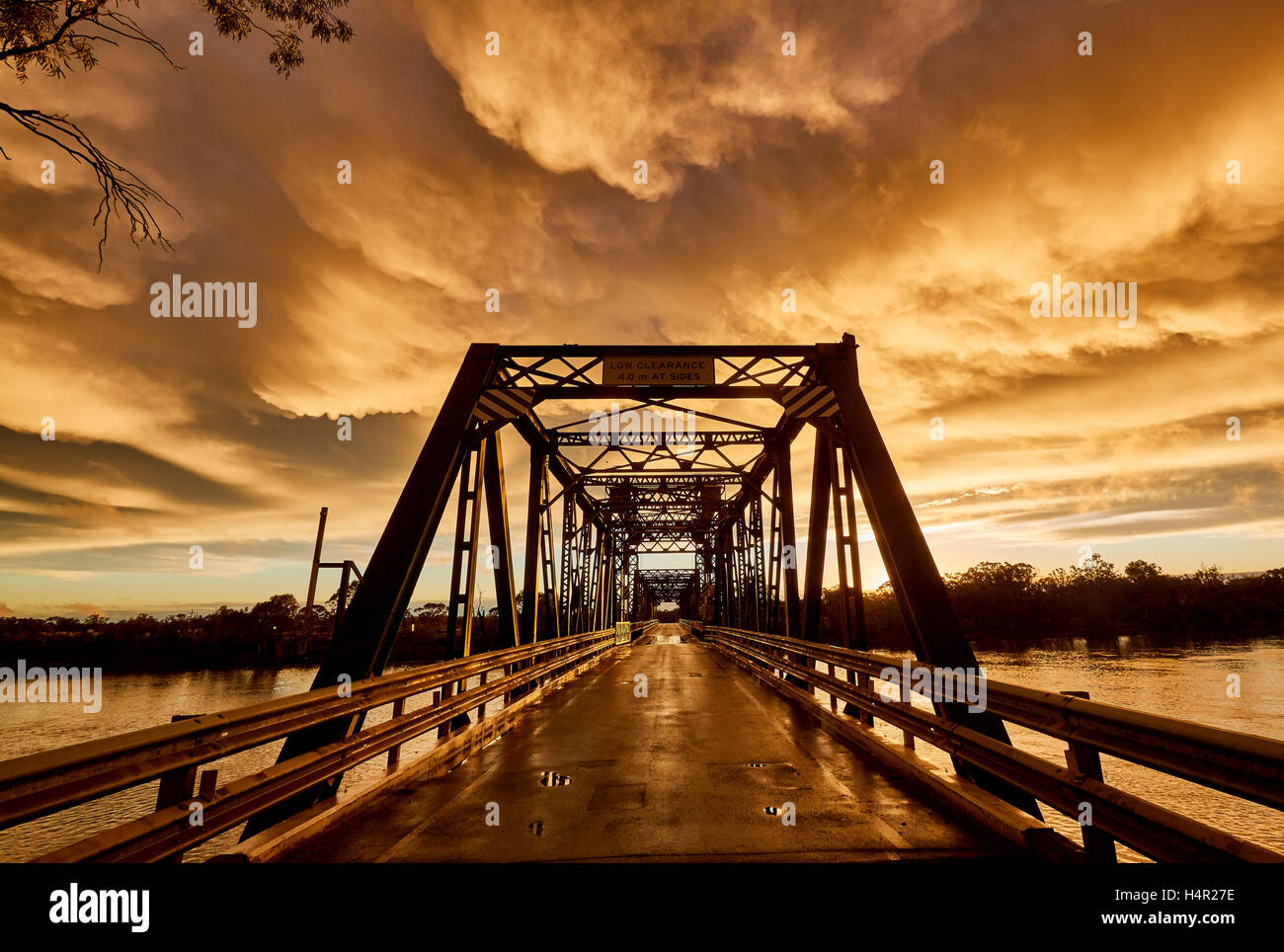 Abbotsford Bridge crosses the Murray River Between Curlwaa, NSW and ...