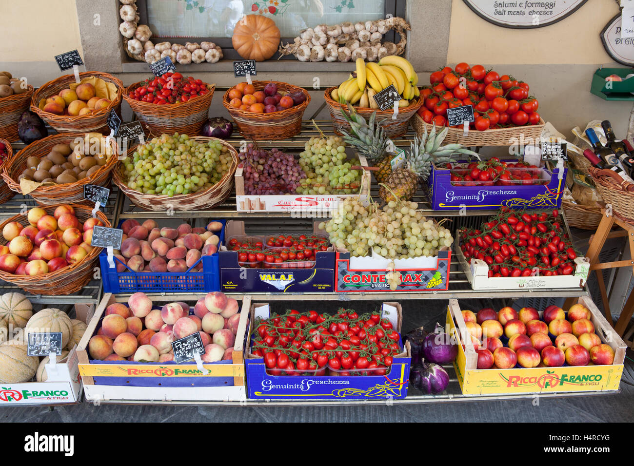 Fruit & vegetable market, Tuscany, Italy Stock Photo - Alamy