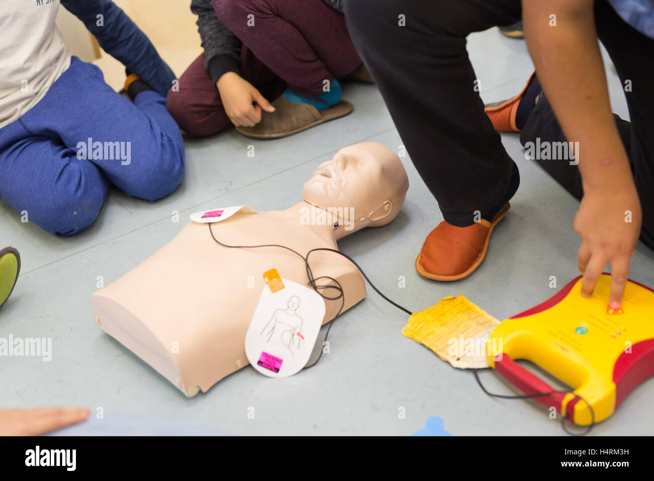 Children learning cpr hi-res stock photography and images - Alamy