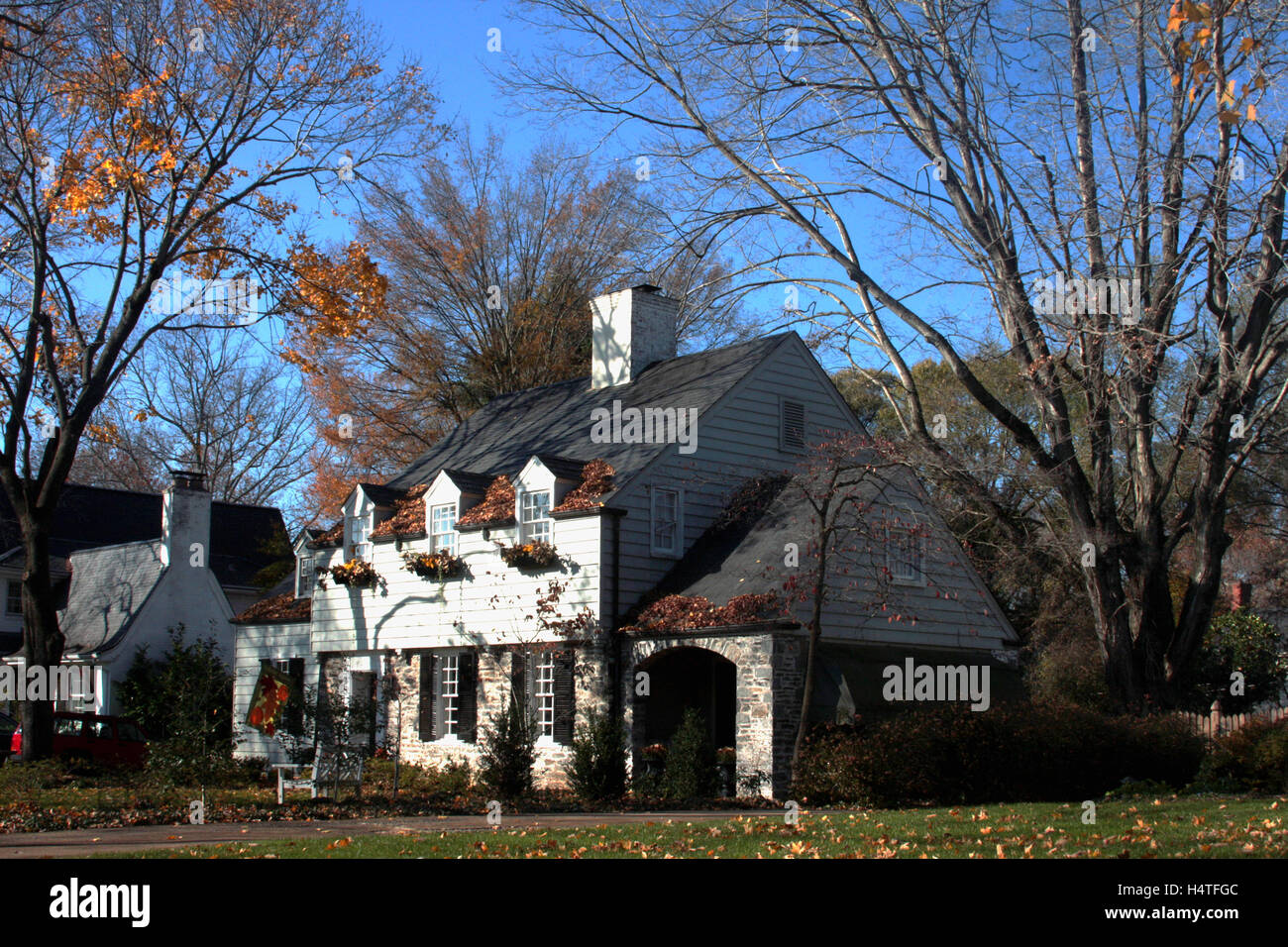 House trees gutters hi-res stock photography and images - Alamy