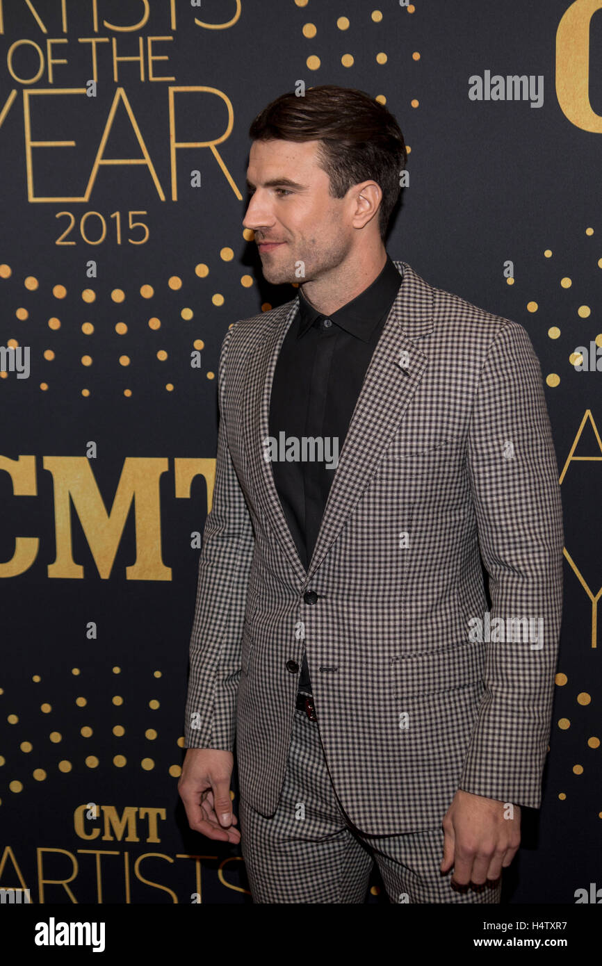 Sam Hunt arrives on the red carpet at the 2015 CMT Artists of the Year ...