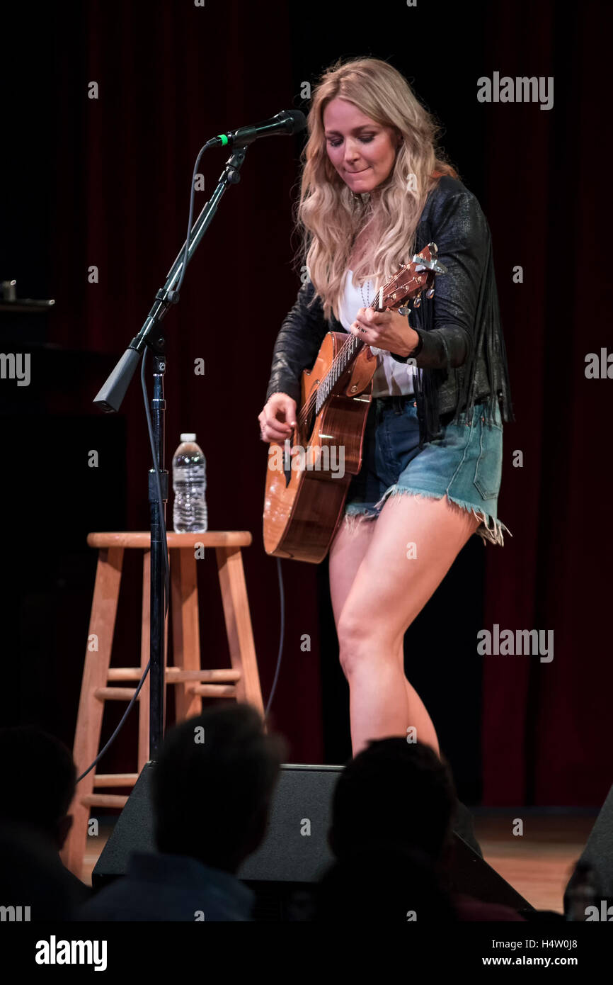 Singer Jewel performs to a standing-room only crowd at the 2015 ...