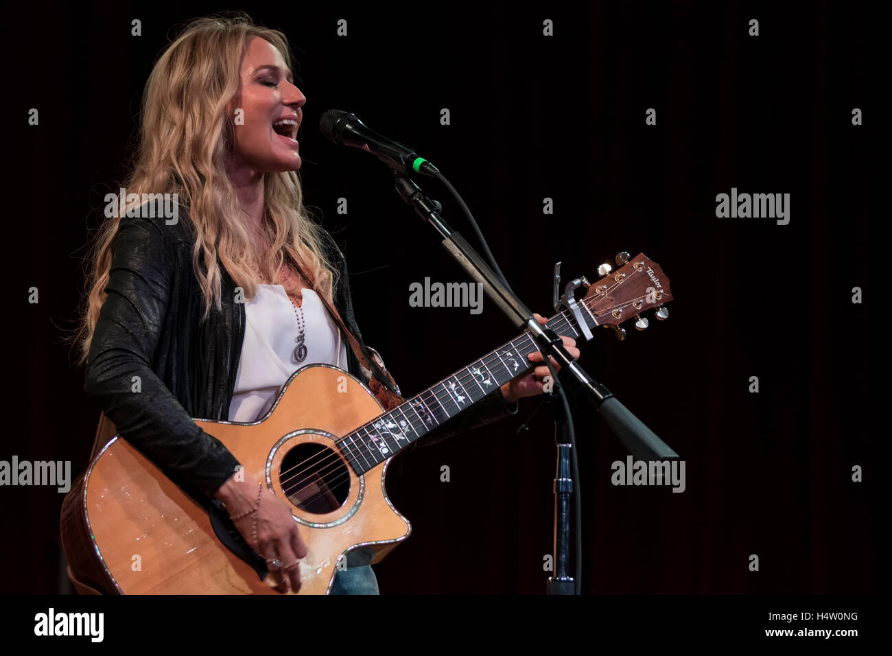 Singer Jewel performs to a standing-room only crowd at the 2015 ...