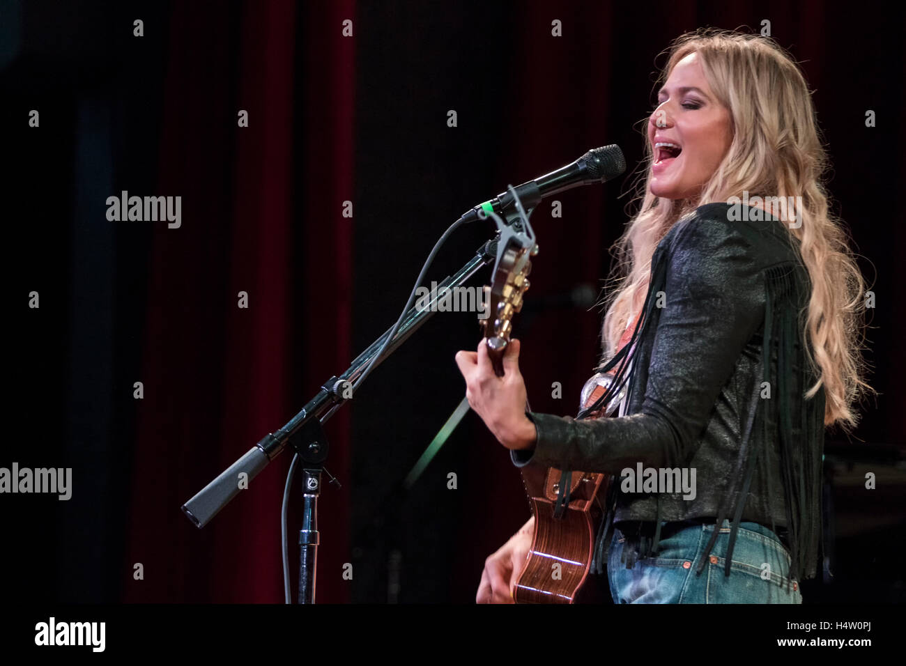 Jewel singer hi-res stock photography and images - Alamy