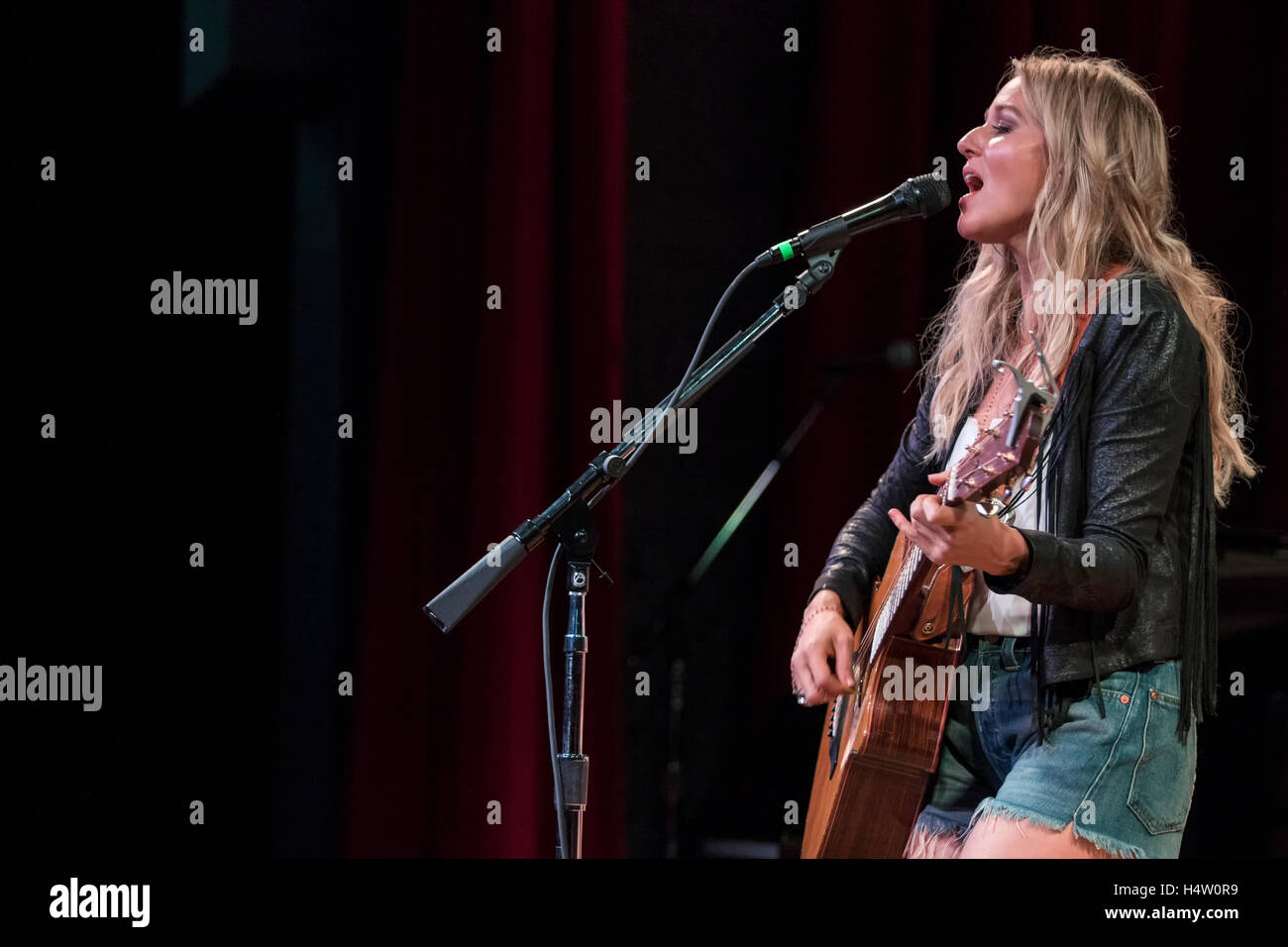 Jewel performs the hi-res stock photography and images - Alamy