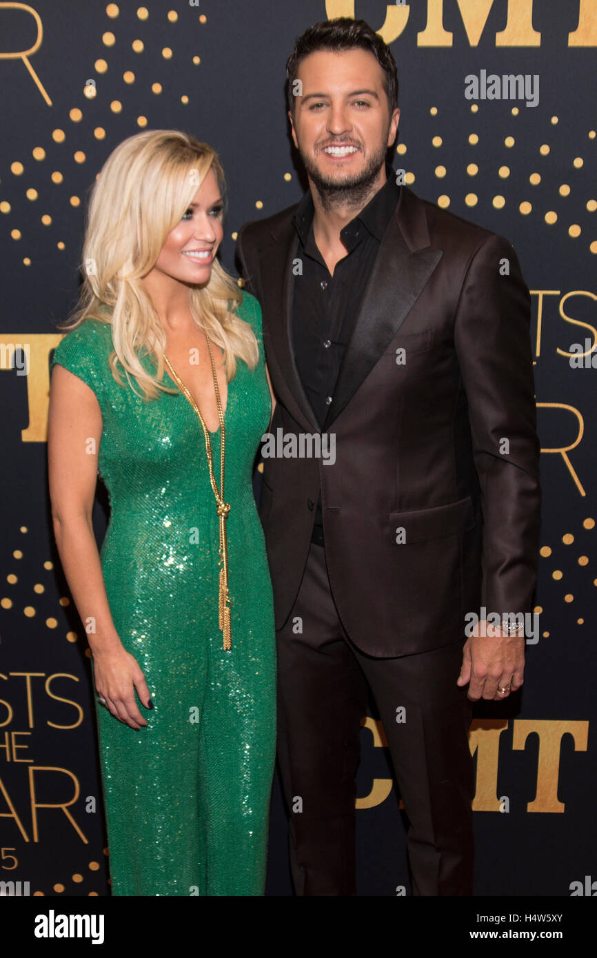 Luke Bryan arrives on the red carpet with wife Caroline Boyer at the ...