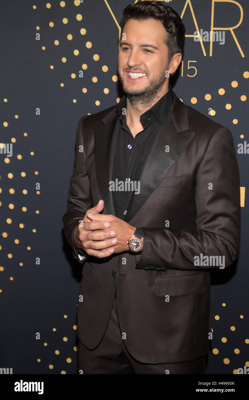 Luke Bryan arrives on the red carpet at the 2015 CMT Artists of the ...