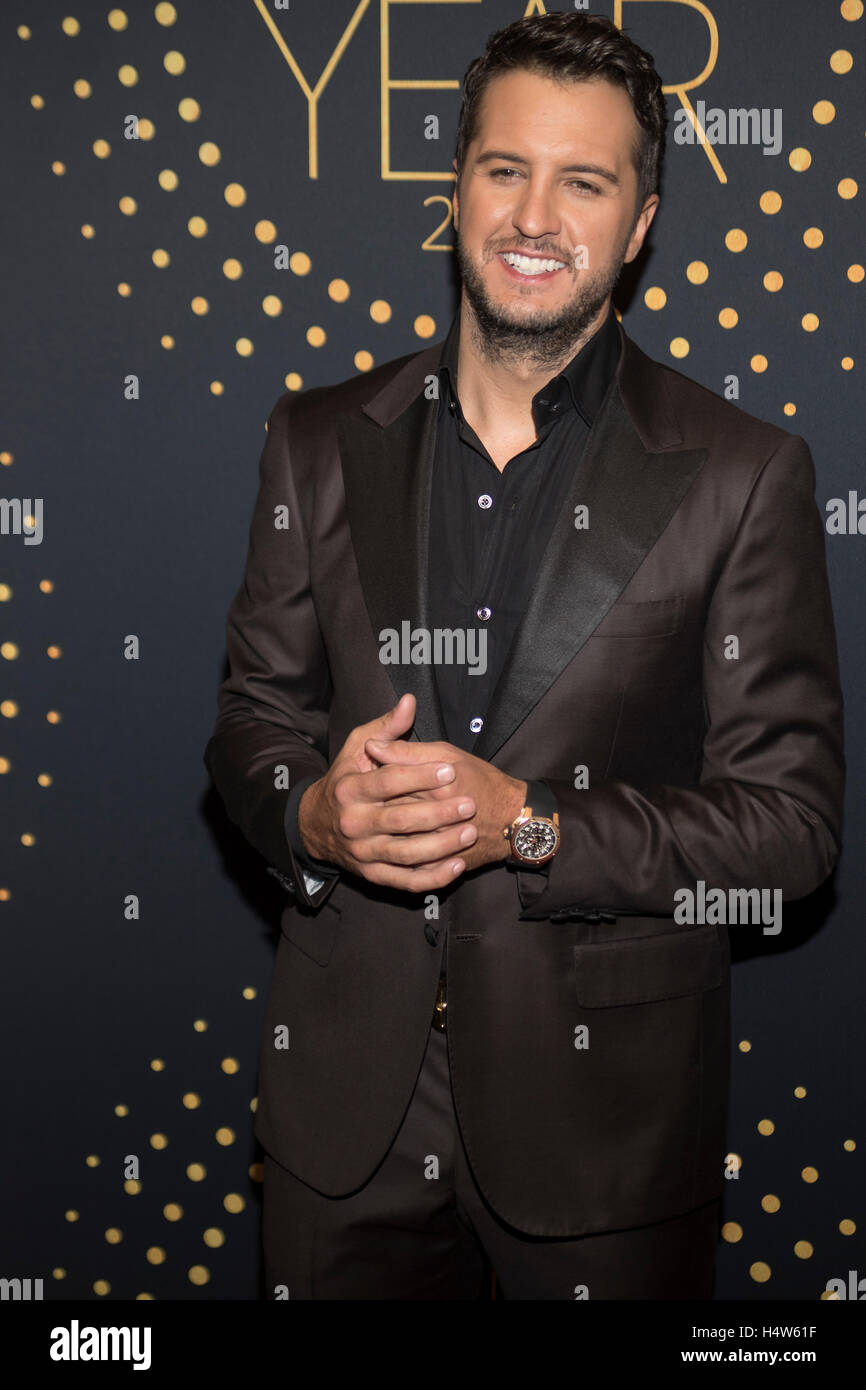 Luke Bryan arrives on the red carpet at the 2015 CMT Artists of the ...