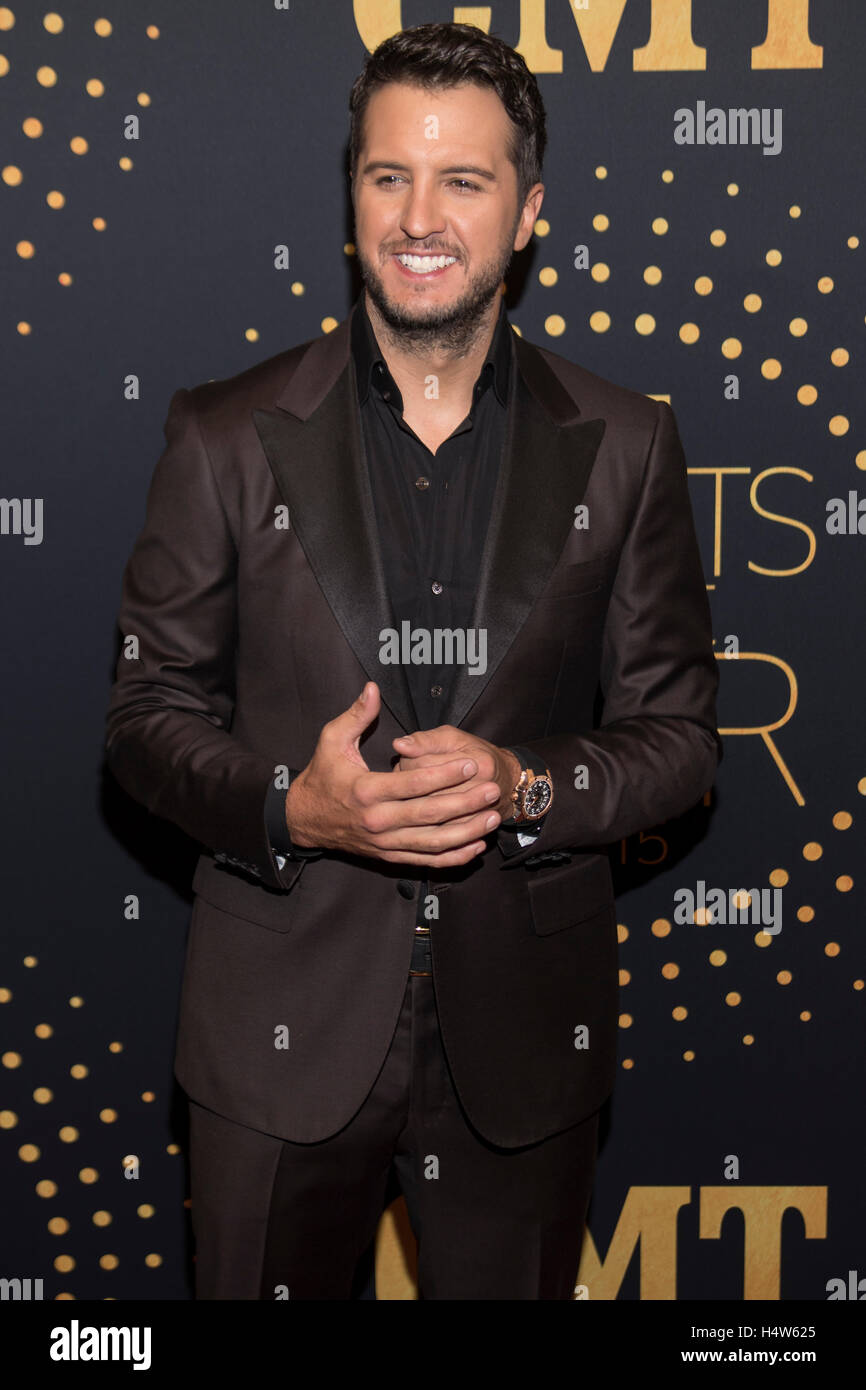 Luke Bryan arrives on the red carpet at the 2015 CMT Artists of the ...