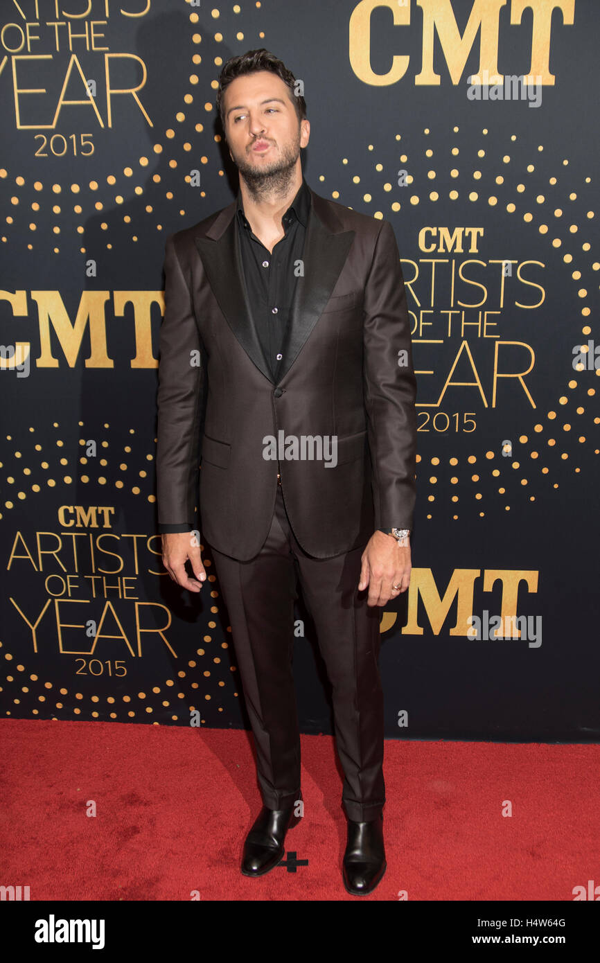 Luke Bryan arrives on the red carpet at the 2015 CMT Artists of the ...