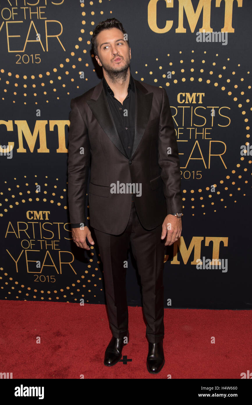 Luke Bryan arrives on the red carpet at the 2015 CMT Artists of the ...