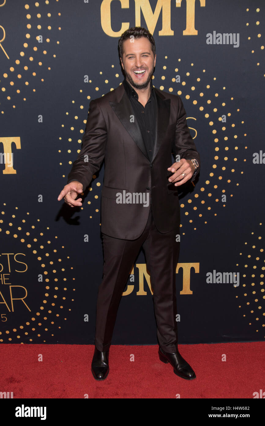 Luke Bryan arrives on the red carpet at the 2015 CMT Artists of the ...