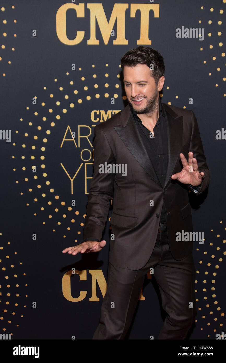 Luke Bryan arrives on the red carpet at the 2015 CMT Artists of the ...