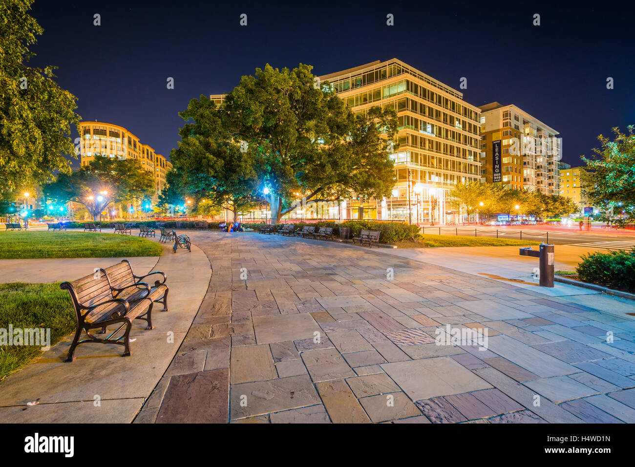Circle of benches hi-res stock photography and images - Alamy