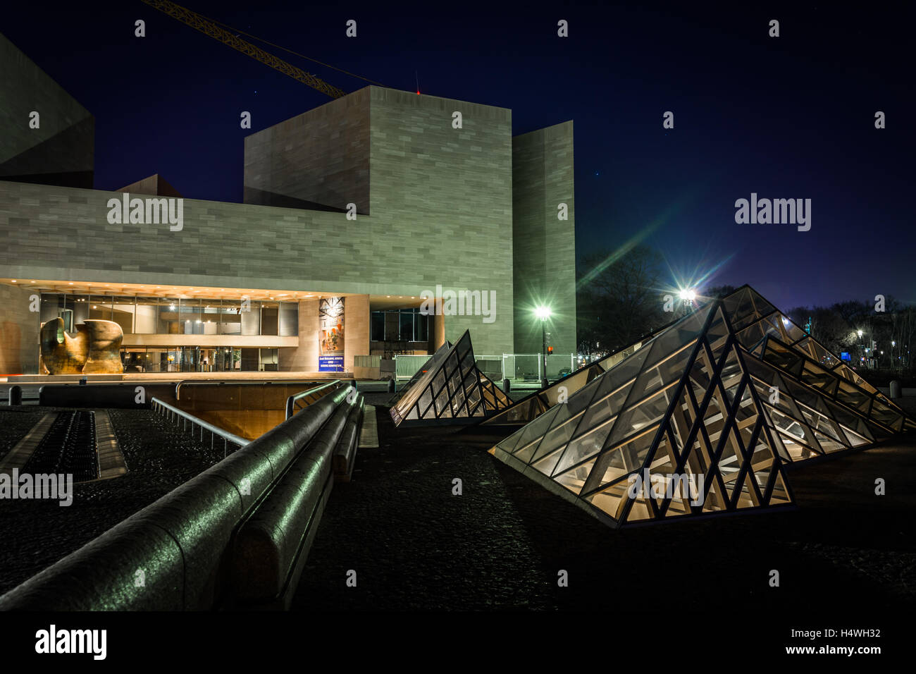 Glass pyramids hi-res stock photography and images - Alamy