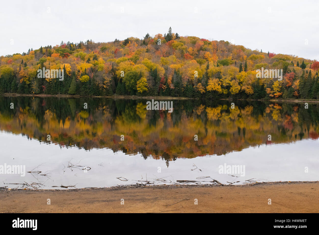 Calm lake reflections fall hi-res stock photography and images - Alamy