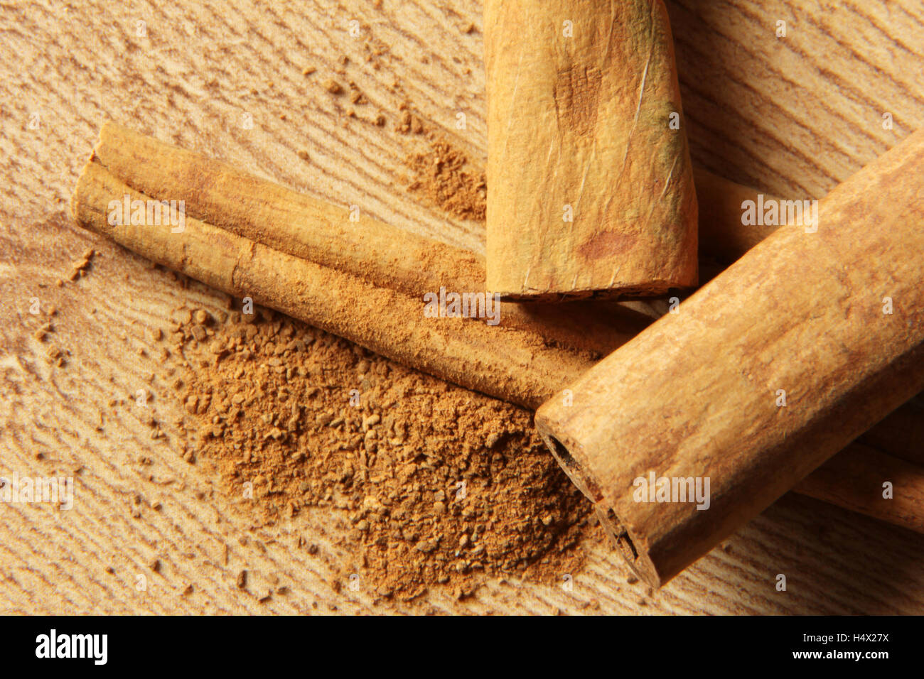 Cinnamon sticks and powder Stock Photo - Alamy