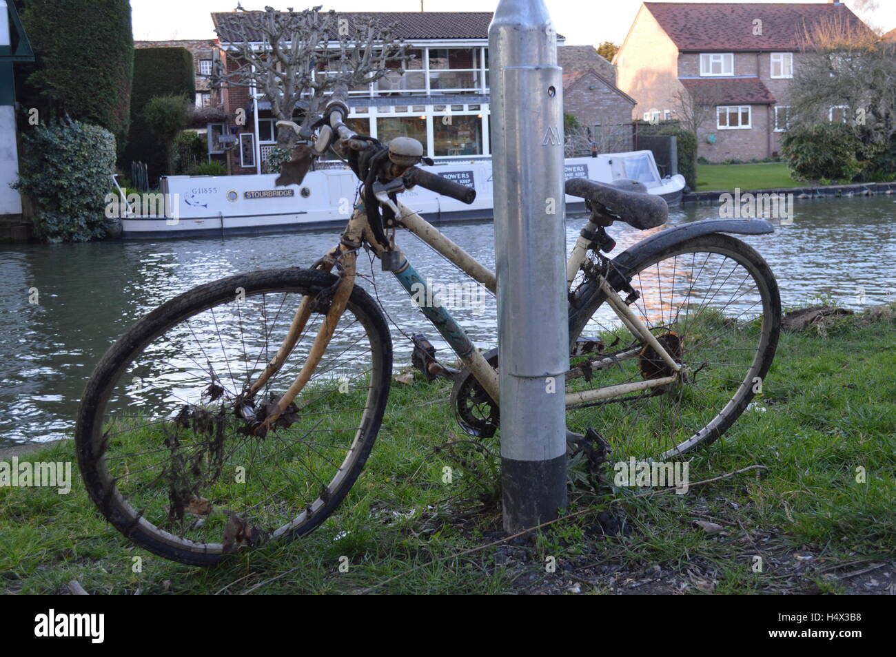 Broken cycle hi-res stock photography and images - Alamy