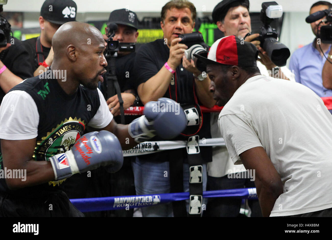 Undefeated boxing champion Floyd Mayweather Jr. works out at the ...