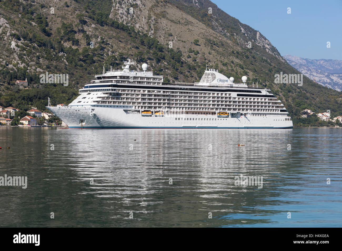 World explorer cruise liner hi-res stock photography and images - Alamy
