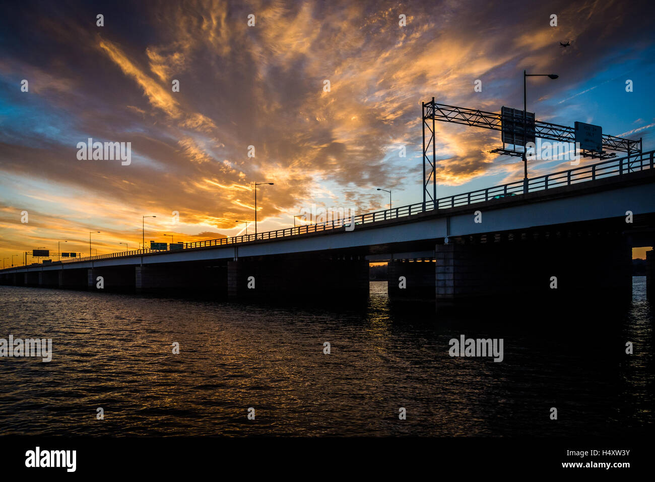 Sunset over the Potomac River and George Mason Memorial Bridge in ...