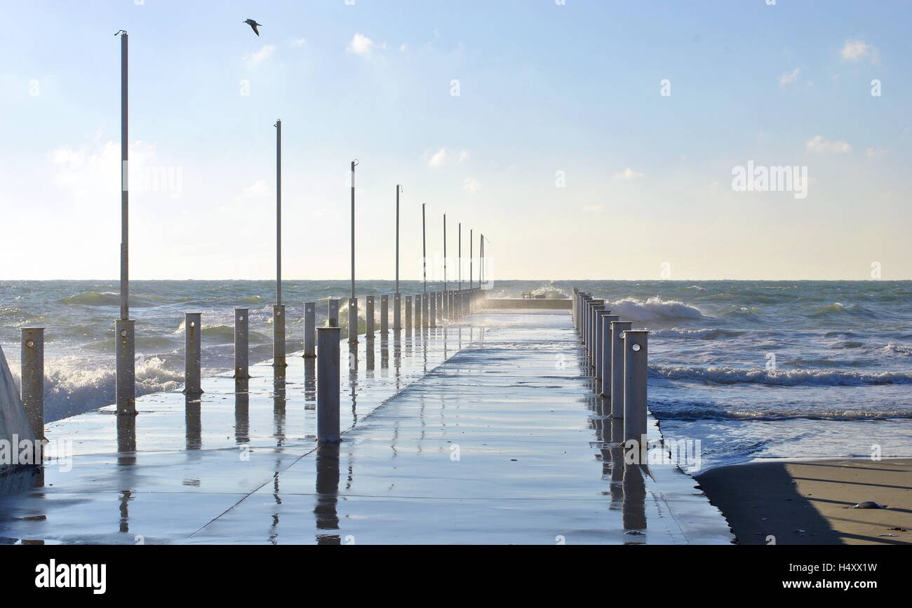 Wave breaking against pier hi-res stock photography and images - Alamy