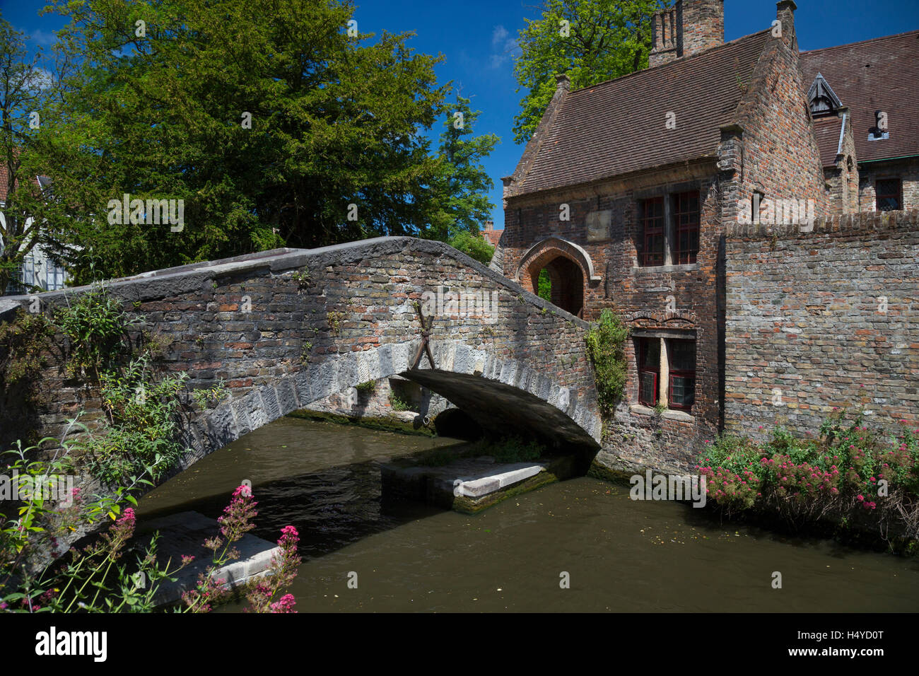 Lovers bridge bruges hi-res stock photography and images - Alamy