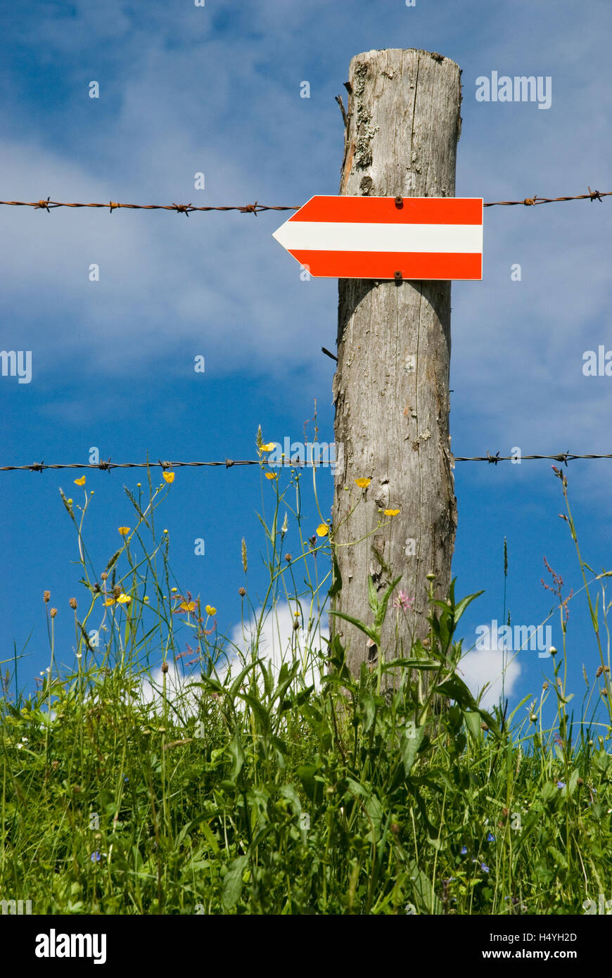 Hiking trails wooden signs hi-res stock photography and images - Alamy