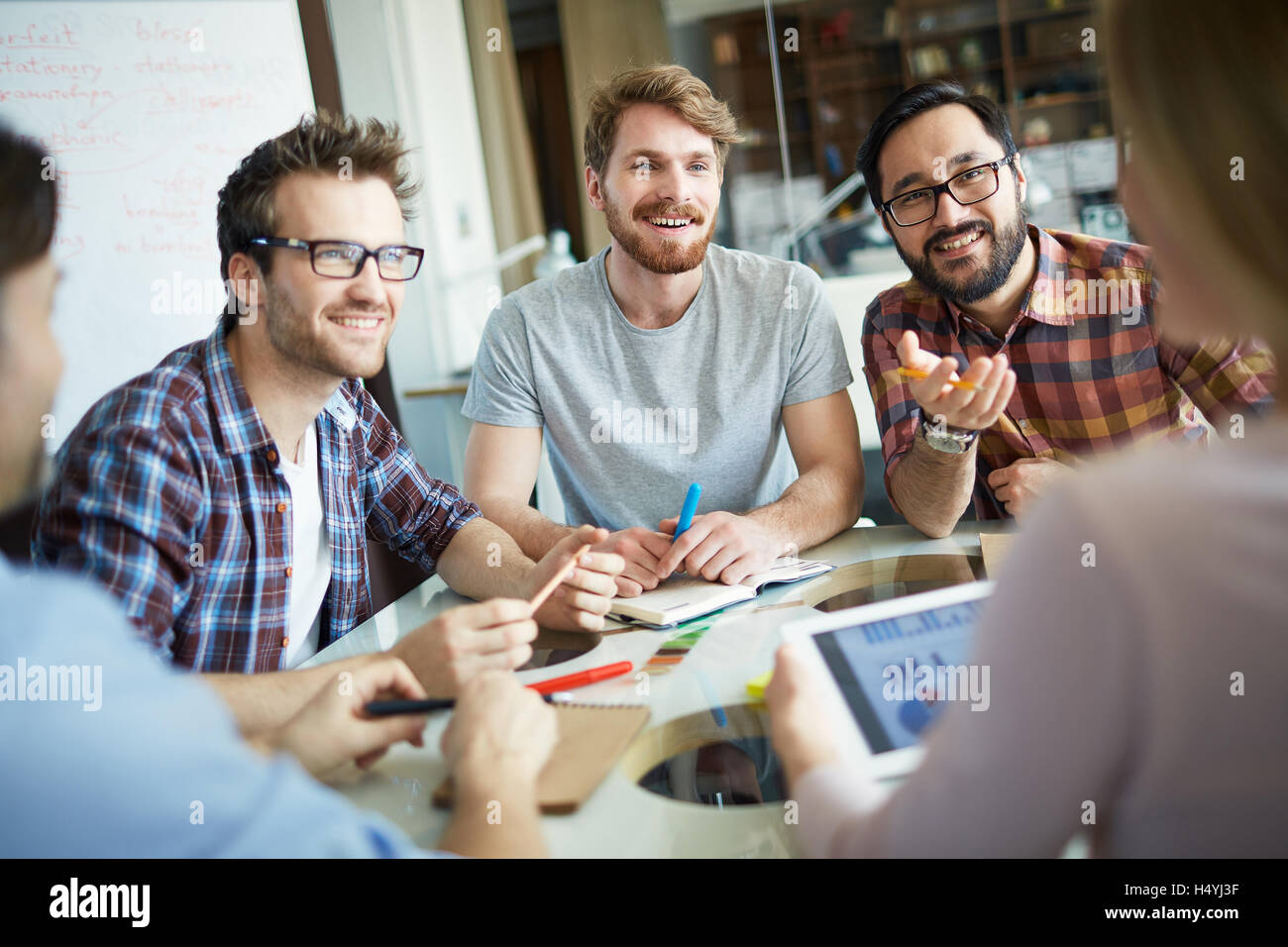 Briefing worker hi-res stock photography and images - Alamy