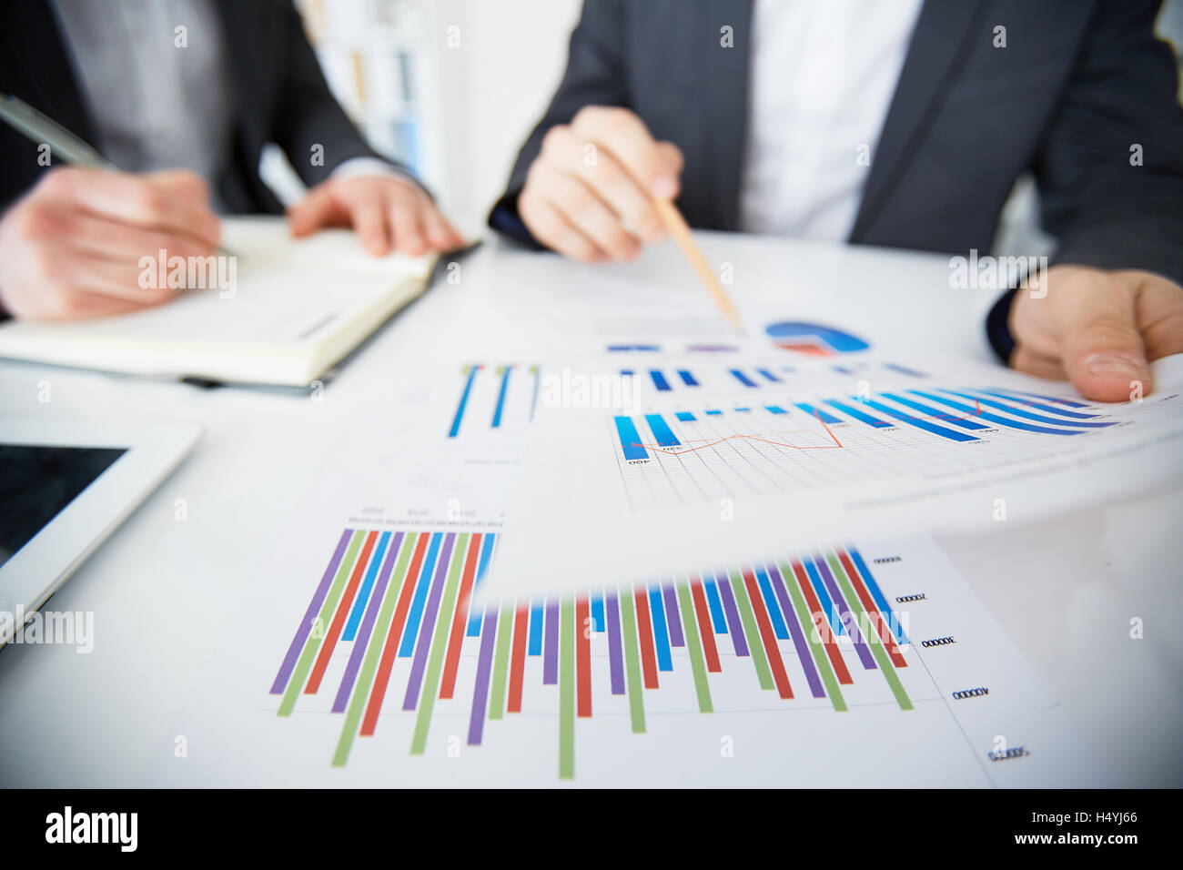 Showing sales charts hi-res stock photography and images - Alamy