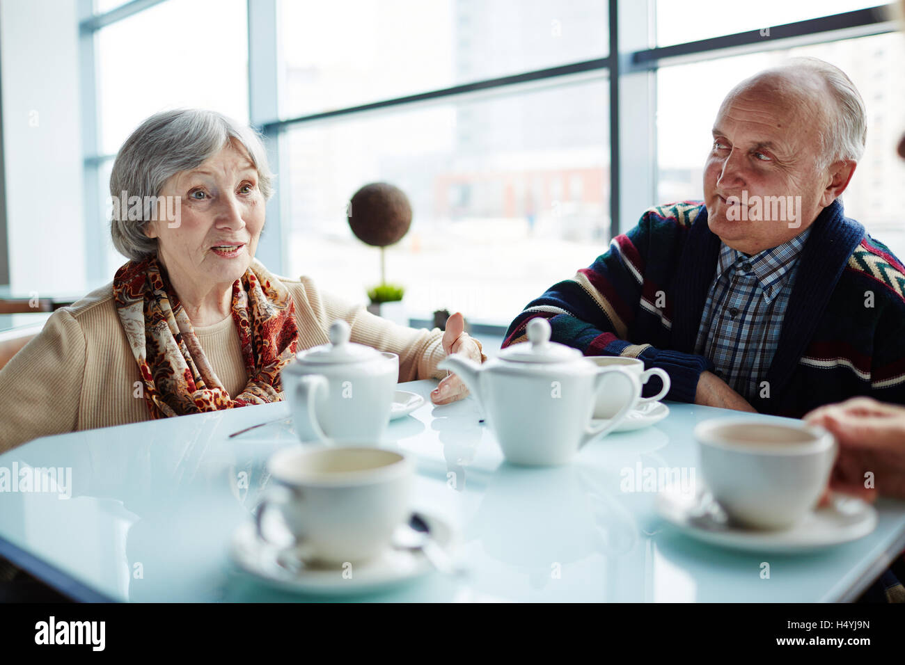 Modern seniors having rest in cafe Stock Photo - Alamy