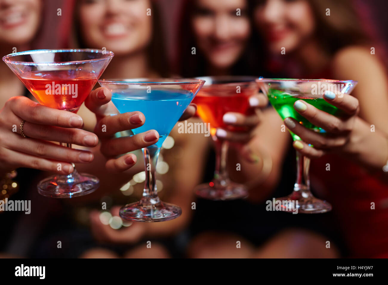 Hands toasting with cocktails hi-res stock photography and images - Alamy