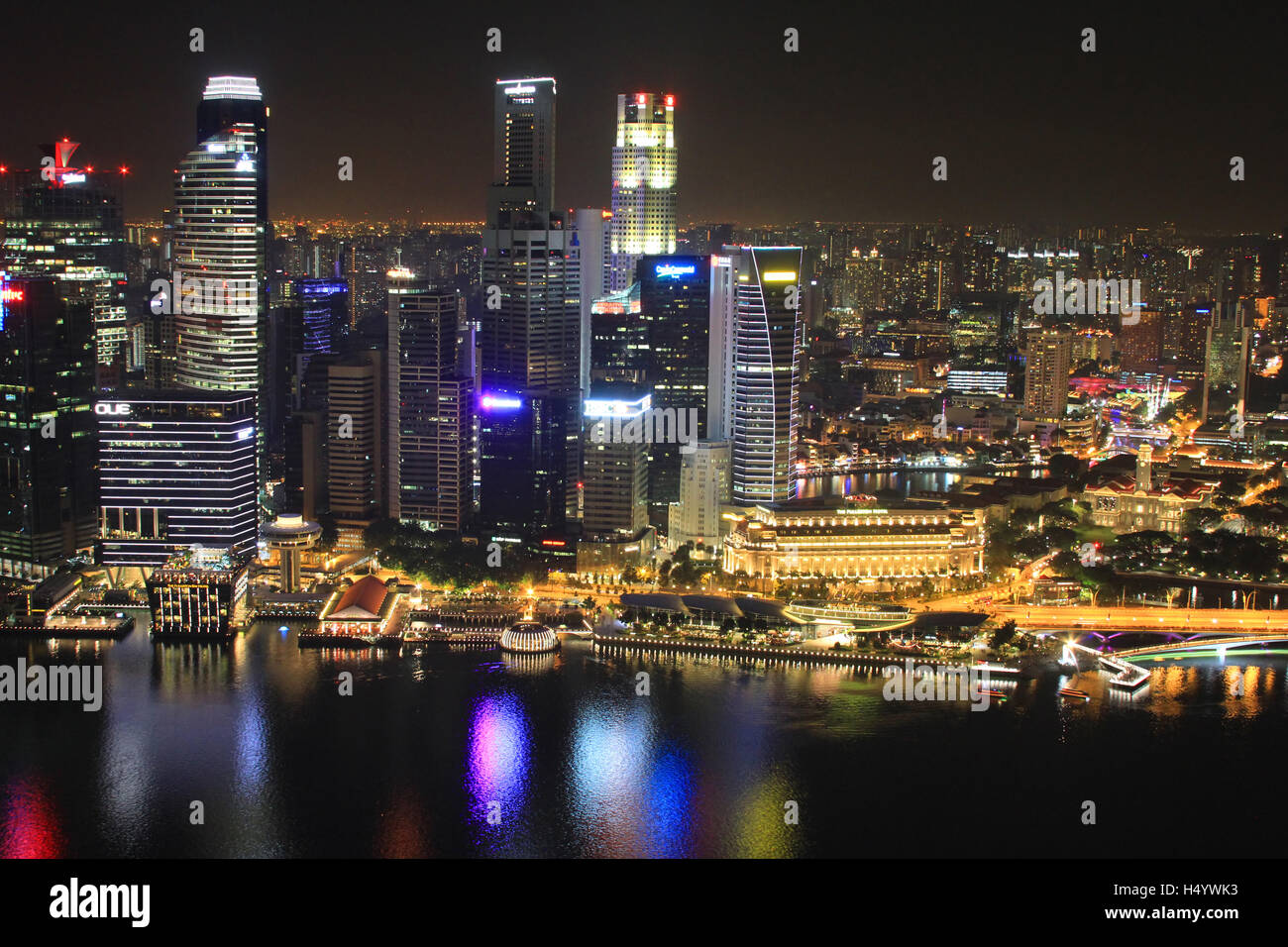 Night view of the Marina Bay skyline from the Marina of Singapore at ...