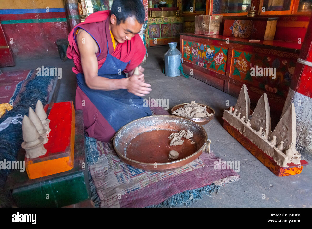 Buddhist monk rituals hi-res stock photography and images - Alamy