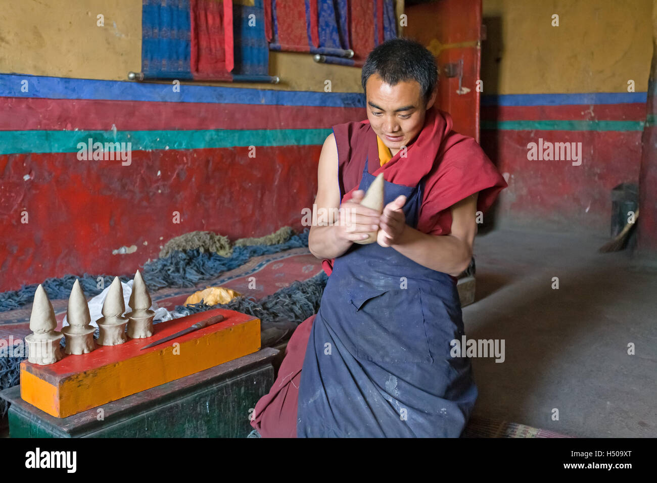 Buddhist monk rituals hi-res stock photography and images - Alamy
