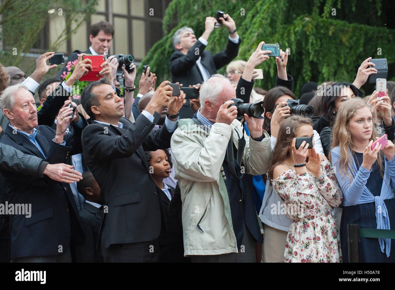 Crowd of people using cameras and smartphones Stock Photo - Alamy
