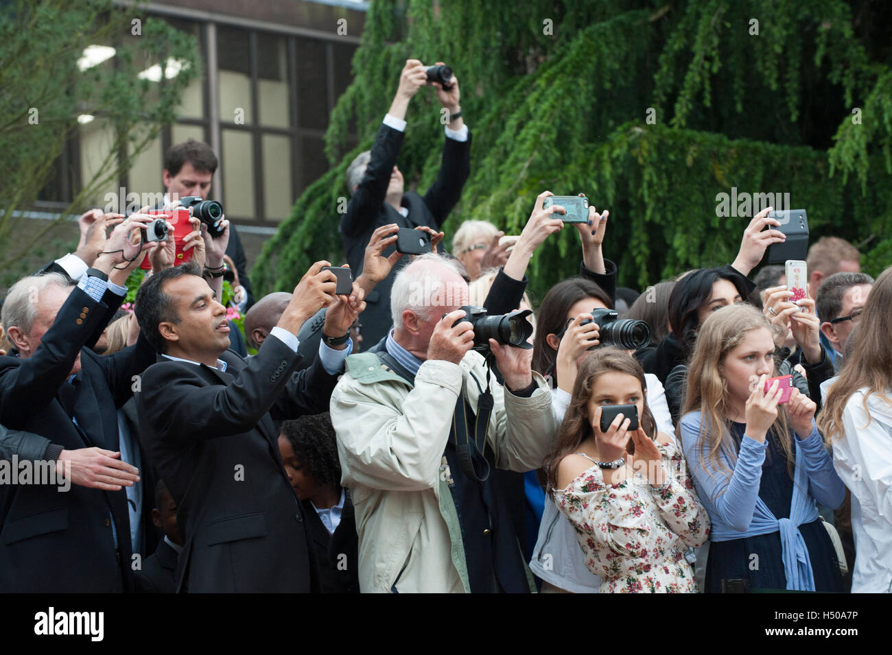 Group of people with cameras hi-res stock photography and images - Alamy