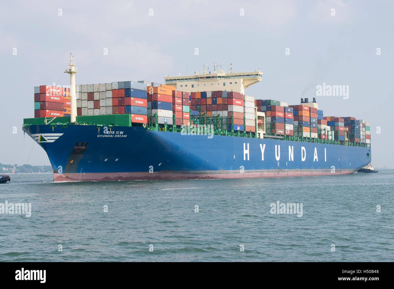 Container ship "Hyundai Dream" arriving at Southampton Docks Stock ...