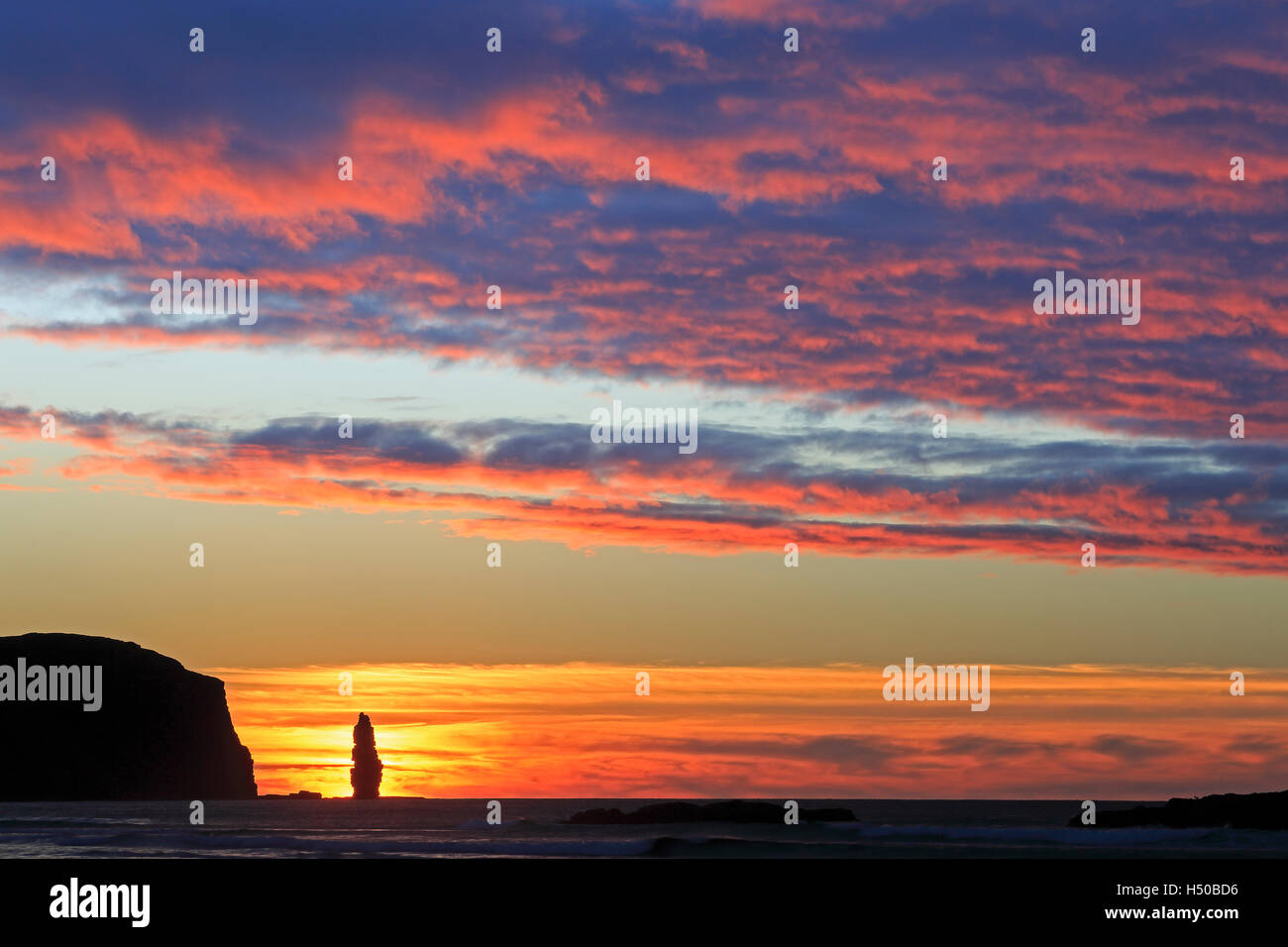 Sandwood bay sea stack am hi-res stock photography and images - Alamy