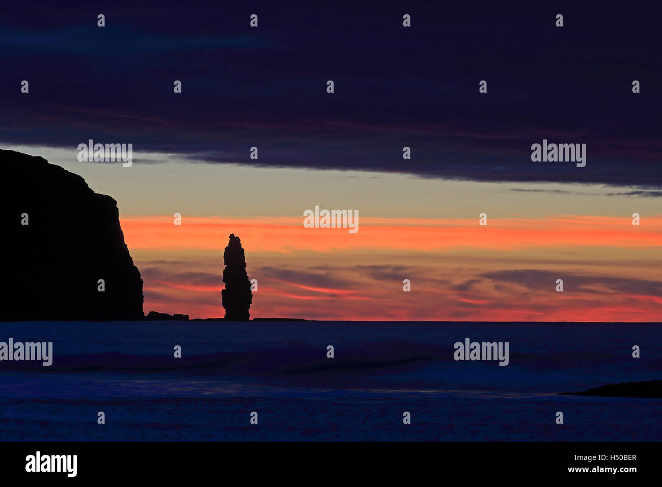 Sandwood bay sea stack am hi-res stock photography and images - Alamy